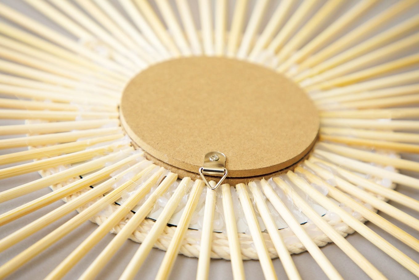 100円グッズでプチDIY。おしゃれな壁飾りが簡単につくれる | ESSEonline（エッセ オンライン）