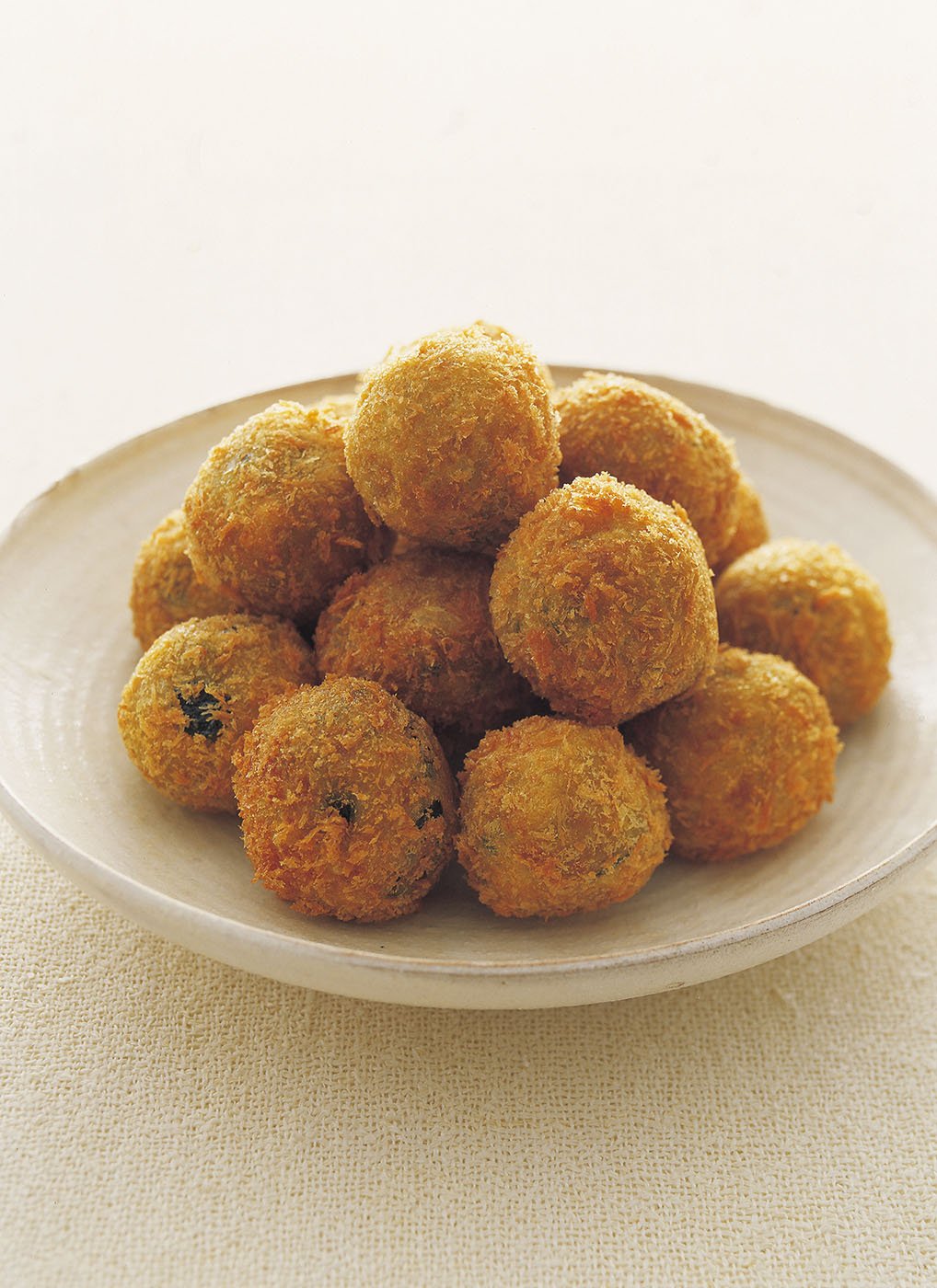 サクホク食感の「カボチャのコロッケ」レシピ。バターの塩気がたまらない／大庭英子さん旬の冬おかず | ESSEonline（エッセ オンライン）