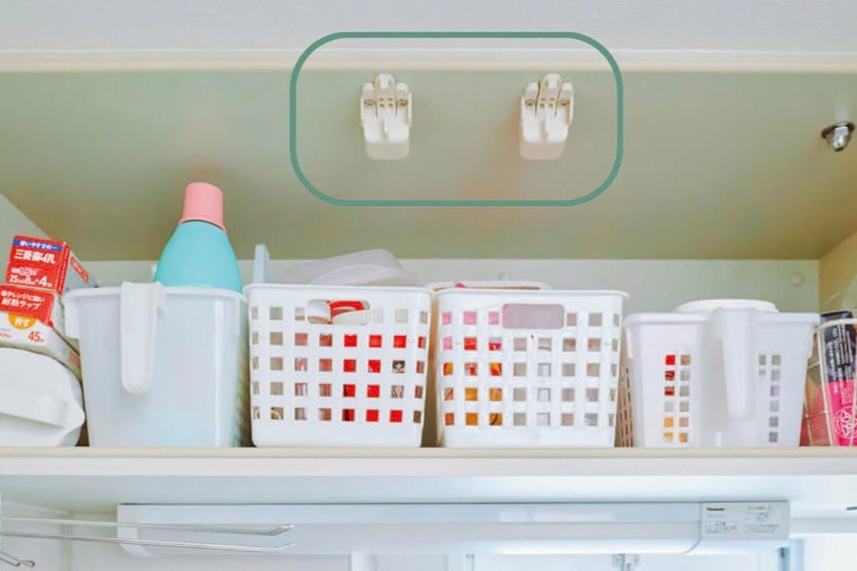 見直すだけで地震対策に！プロが教える“つり戸棚”のNG収納と100円グッズの簡単DIY | ESSEonline（エッセ オンライン）