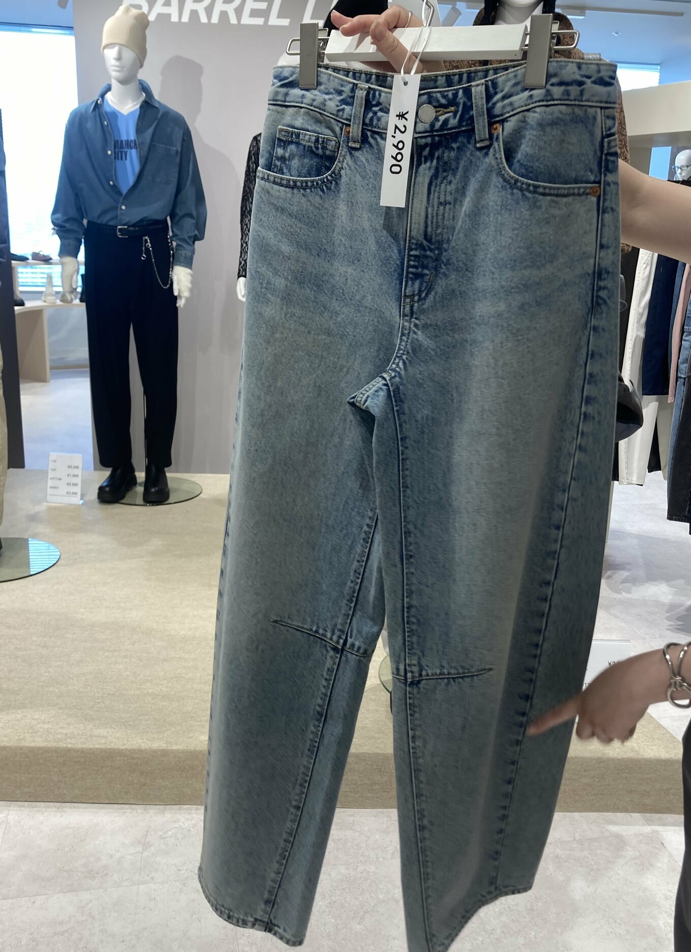 [写真](1ページ目)40代、低身長でもGUのデニムで「神スタイル」に。2990円のバレルレッグジーンズ | ESSEonline（エッセ オンライン）