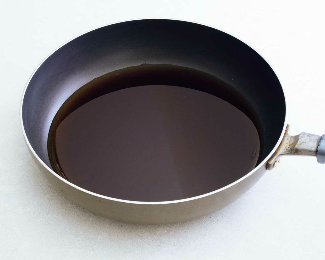 鶏胸肉を12分煮るだけでとろとろに。フライパン1つで簡単煮込みレシピ | ESSEonline（エッセ オンライン）