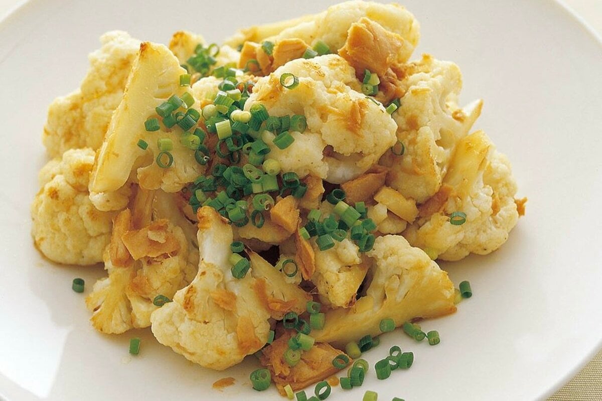 カリフラワーとツナがあったらつくりたい「蒸し煮」。あふれるうま味に感動／大庭英子さんの冬レシピ | ESSEonline（エッセ オンライン）