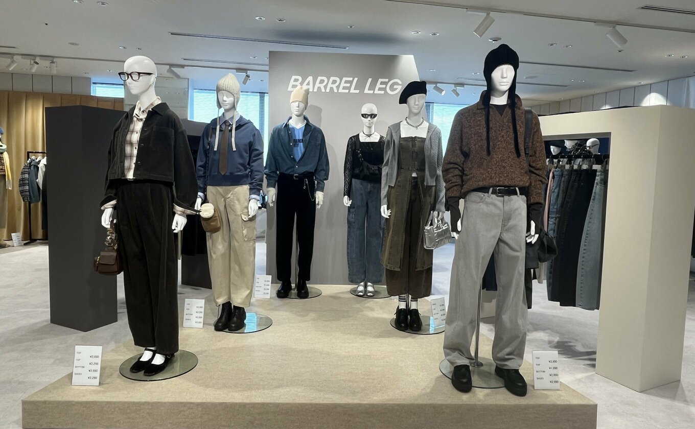 [写真](1ページ目)40代、低身長でもGUのデニムで「神スタイル」に。2990円のバレルレッグジーンズ | ESSEonline（エッセ オンライン）