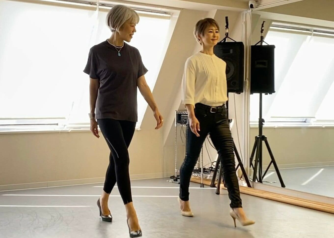 [写真](1ページ目)「白髪染め」をやめて得たもの。グレイヘアがきっかけで、50代で天職も見つけた | ESSEonline（エッセ オンライン）