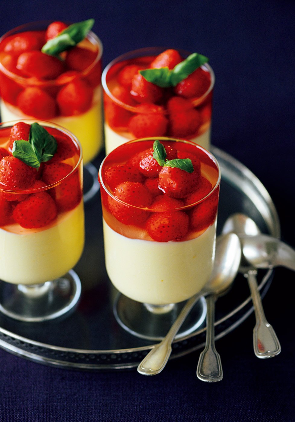 クリスマスに食べたい「イチゴのババロア」。人気シェフが教えるスイーツレシピ | ESSEonline（エッセ オンライン）