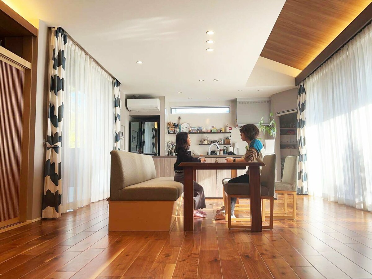 コの字型の平屋で心地よい暮らし。両側に大きな窓があるLDKは、明るく開放感抜群 | ESSEonline（エッセ オンライン）