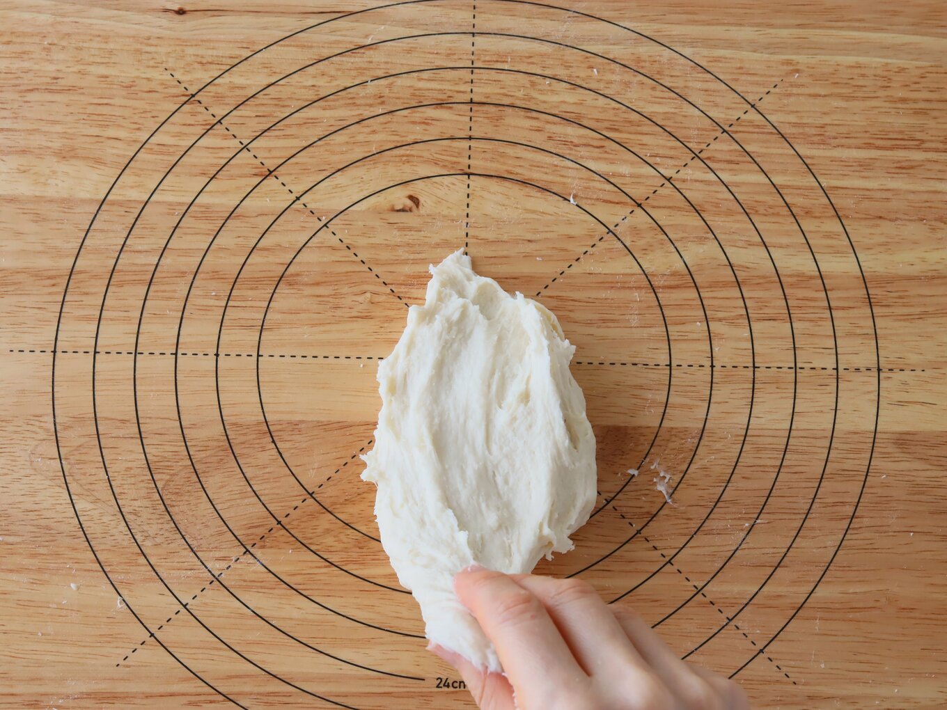 とろっと半熟卵がたまらない「こがしマヨたまパン」。たった120gの粉で手軽に完成 | ESSEonline（エッセ オンライン）