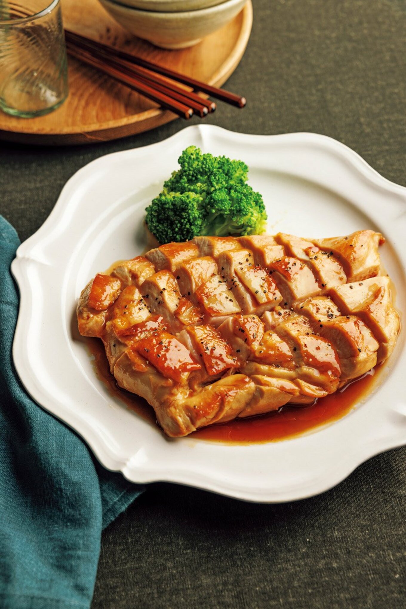 [写真](1ページ目)鶏胸肉を知り尽くした笠原将弘さんの「照り焼きチキン」。ふんわり食感で肉汁ジュワッ | ESSEonline（エッセ オンライン）