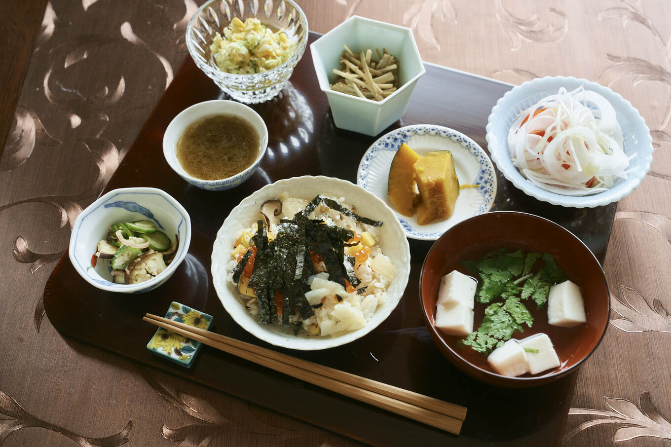 [写真](1ページ目)77歳・泉ピン子さんの「リアルな食事」。30分で完成、盛りつけと器に凝って自炊を楽しむ：2025年4月トップ10 | ESSEonline（エッセ オンライン）