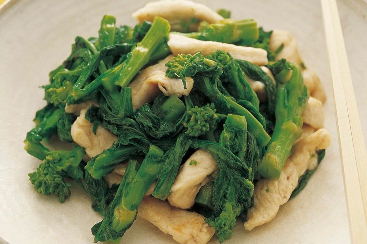 鶏むね肉と「菜の花」のシンプル炒め。味つけは酒・塩・コショウで超簡単！：大庭大庭英子さん春レシピ | ESSEonline（エッセ オンライン）
