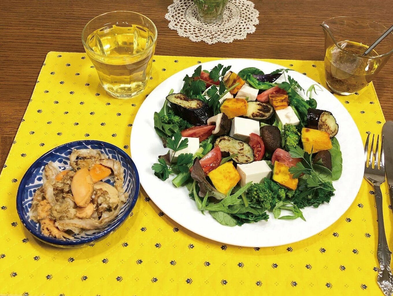 [写真](1ページ目)72歳・ひとり暮らしの「リアルな食事」。余ったおかずも、盛り合わせにすれば華やか | ESSEonline（エッセ オンライン）