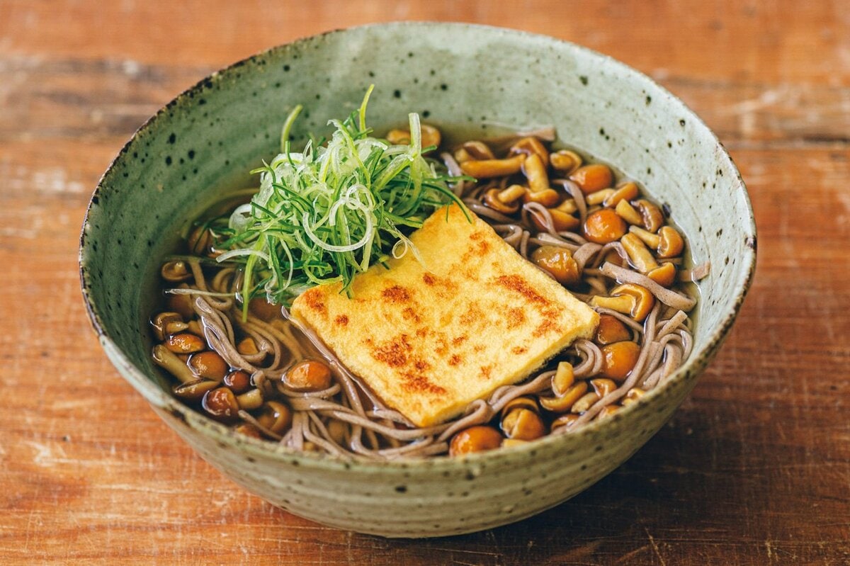 繰り返し食べたい「ヘルシーなそば」レシピ。パリパリの油揚げで満足感アップ | ESSEonline（エッセ オンライン）