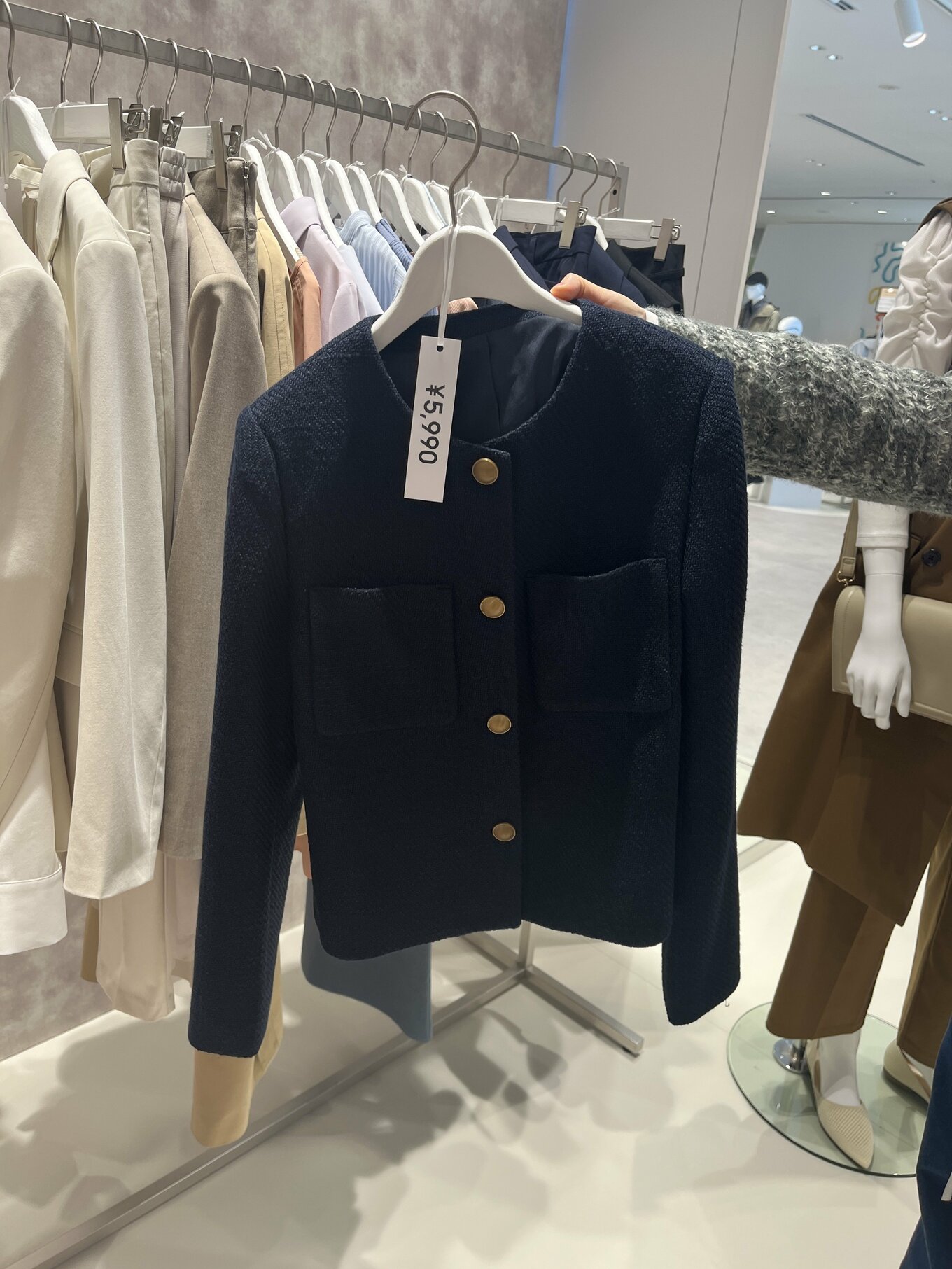 [写真](1ページ目)「卒入学式」に使えるGU。2990円のツイード風カーディガンは、着まわし力もコスパも完璧 | ESSEonline（エッセ オンライン）