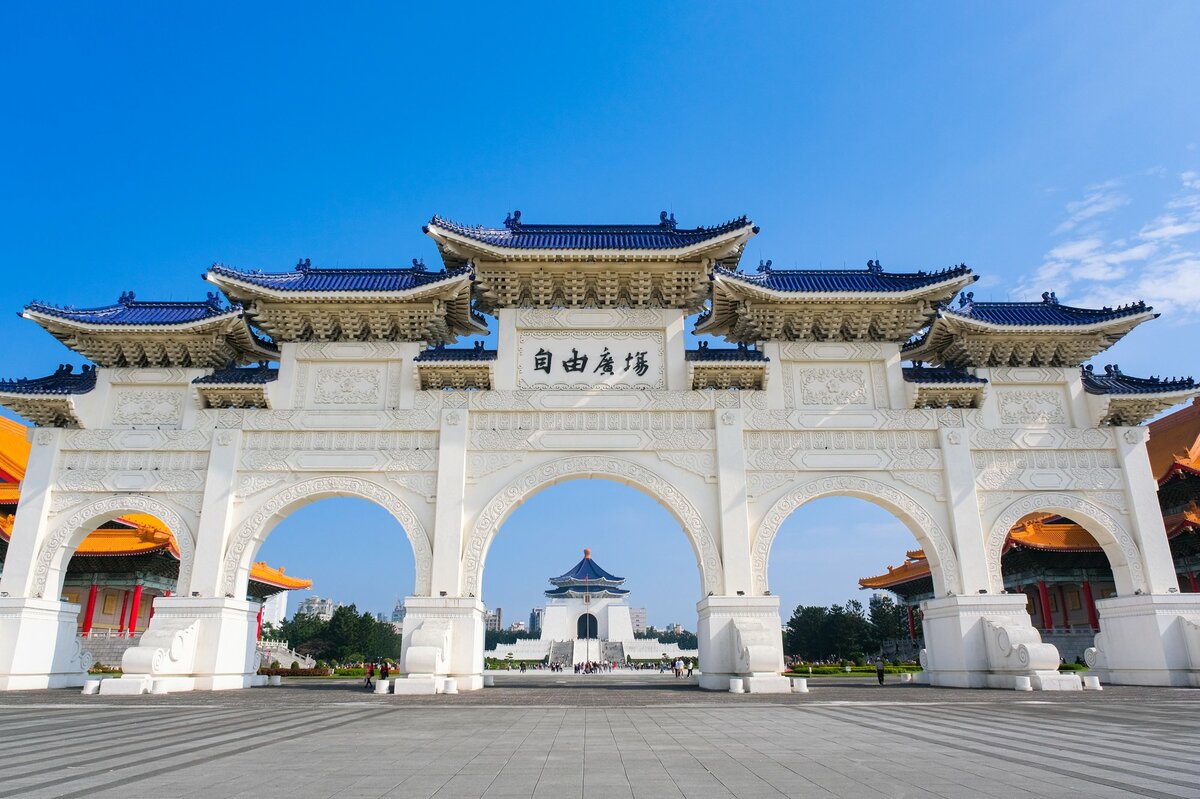 じつは日本語だらけ！台湾の街に「地下シェルター看板」があふれる驚きの理由 | ESSEonline（エッセ オンライン）