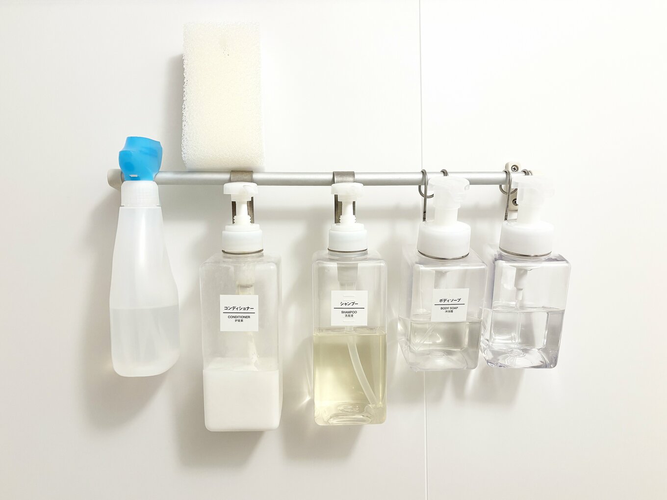 [写真](1ページ目)30代ミニマリストの「お風呂をピカピカに保つ」コツ。備えつけの棚を外してつるす収納に | ESSEonline（エッセ オンライン）