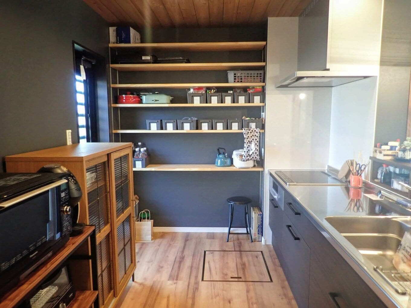 [写真](1ページ目)奥行き30cmのキッチンパントリーを、無理して新居につくって大正解 | ESSEonline（エッセ オンライン）