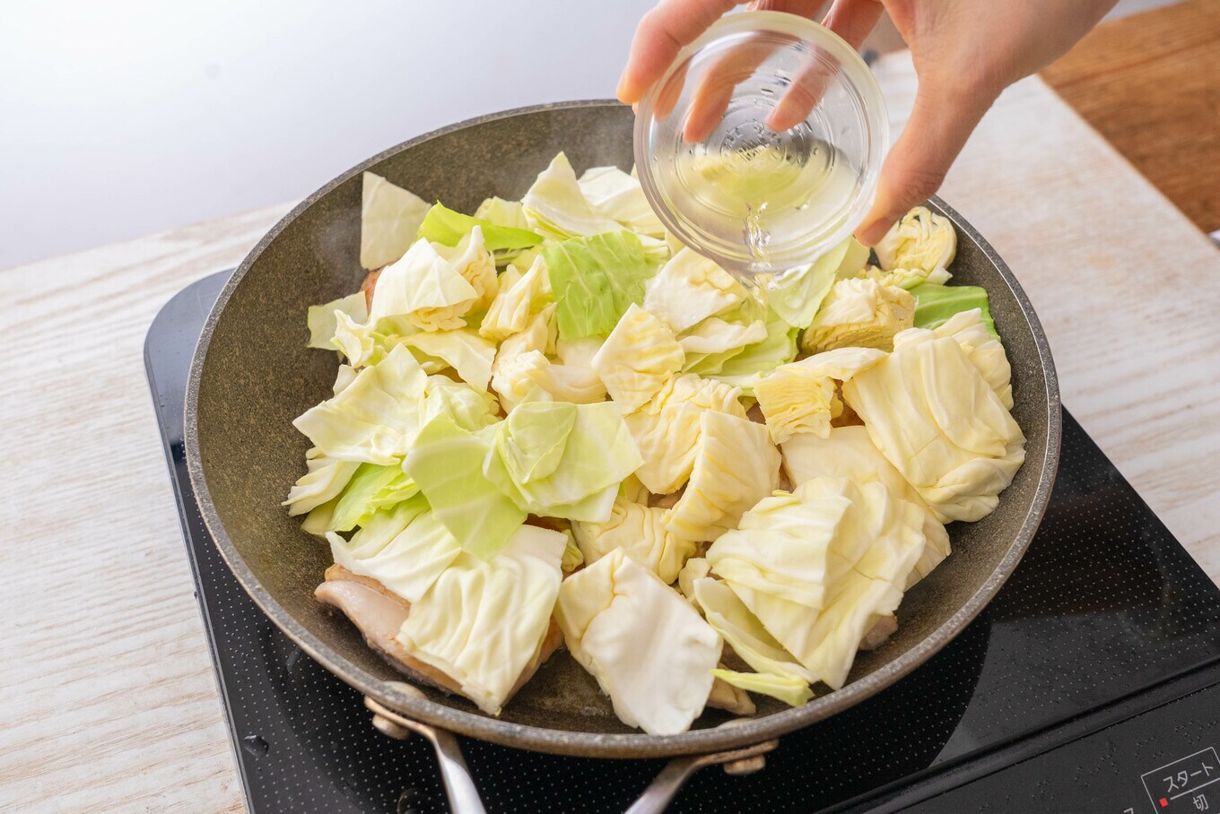 春キャベツと鶏肉のソテー。“混ぜるだけ”マスタードソースにからめると絶品 | ESSEonline（エッセ オンライン）