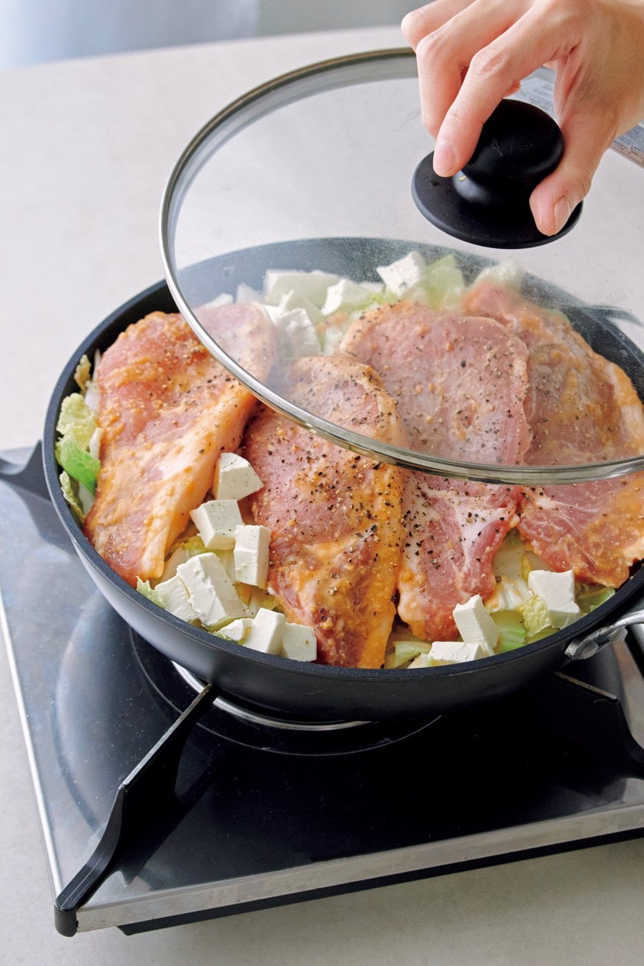 とろっとろな「白菜と豚ロース肉」蒸しレシピ。フライパンひとつで簡単ごちそう／長谷川あかりさん考案 | ESSEonline（エッセ オンライン）