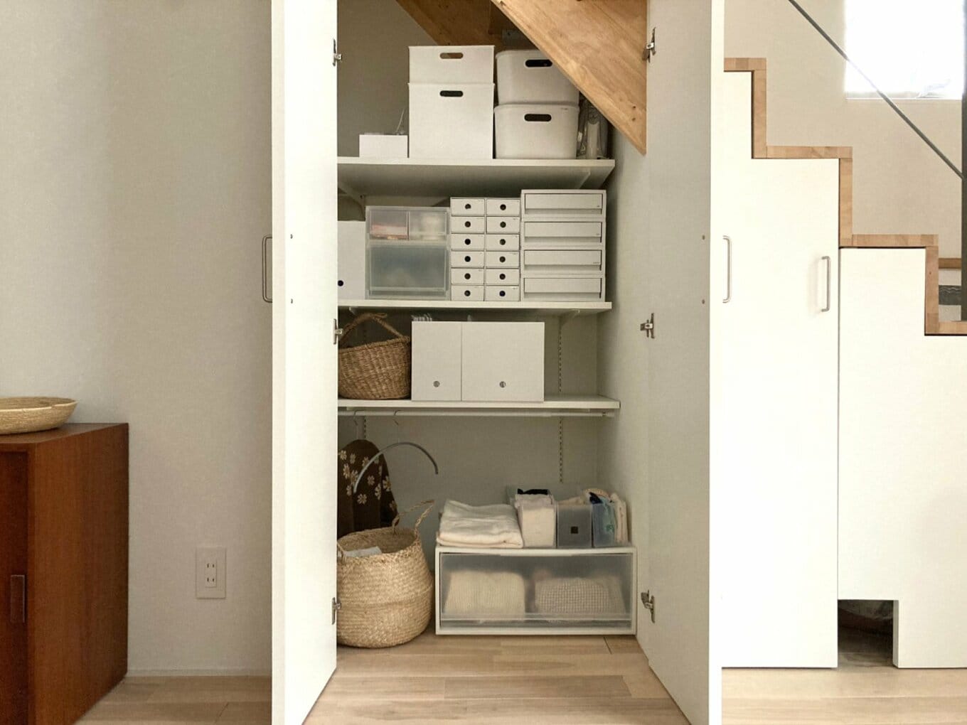 [写真](1ページ目)リビング階段下を周囲の壁と一体化させ収納に。LDKが広々＆撮影の背景にも | ESSEonline（エッセ オンライン）