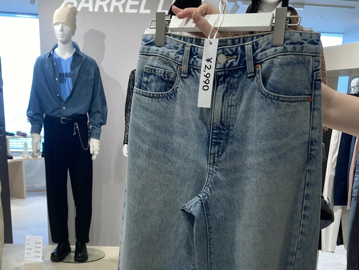 40代、低身長でもGUのデニムで「神スタイル」に。2990円のバレルレッグジーンズ | ESSEonline（エッセ オンライン）