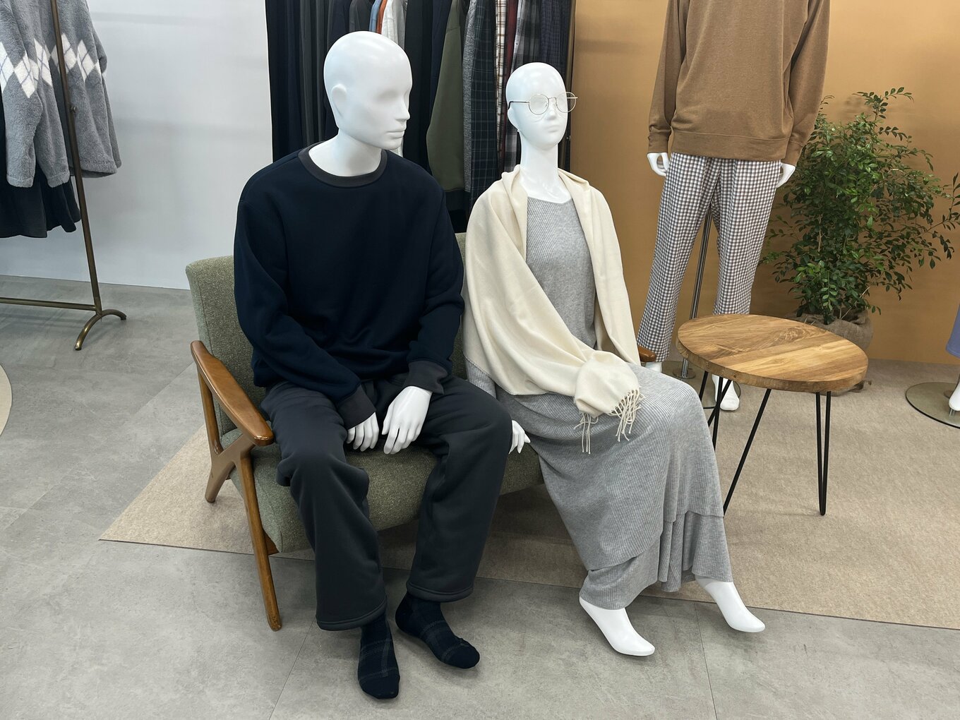 [写真](1ページ目)「GU」40代以上におすすめの新作アイテム。テディベアみたいな4990円コートがかわいすぎ | ESSEonline ...