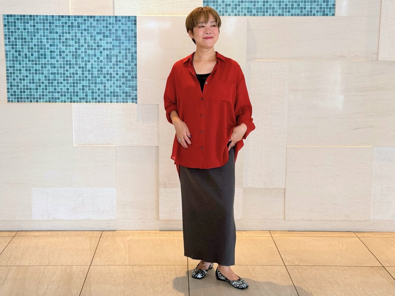 [写真](1ページ目)50代は「赤」を上手に取り入れて華やかに。無理なくあか抜けて見えるコーデのコツ3つ | ESSEonline（エッセ オンライン）