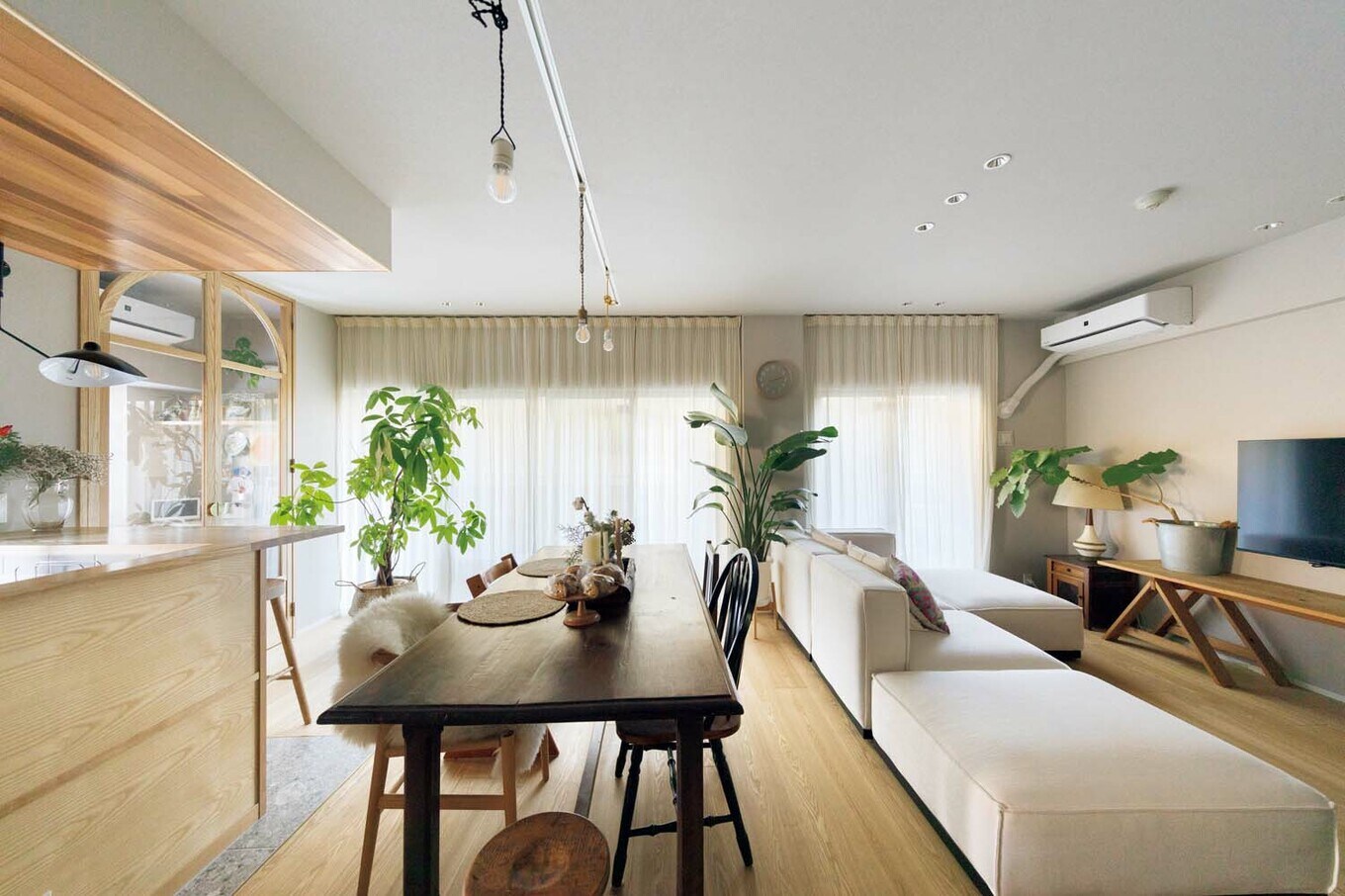 [写真](1ページ目)LDK一角に、眺めのいいワークスペースを。共働き夫婦のマンションリノベ事例 | ESSEonline（エッセ オンライン）