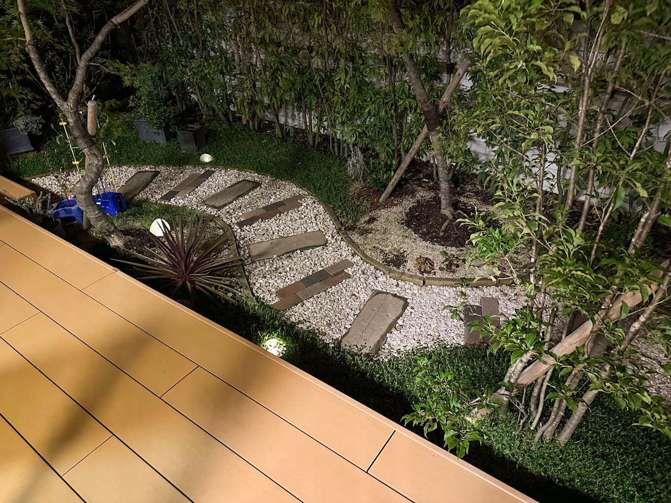 [写真](1ページ目)憧れと現実は違う。新居の庭に迷いつつも照明をつけなかった結果、後悔なし | ESSEonline（エッセ オンライン）