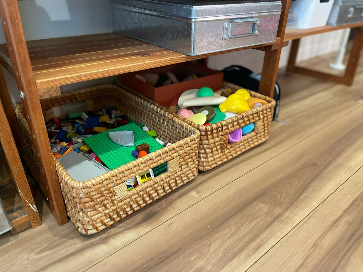 子ども3人家庭「きちんと収納」をやめたら心にゆとりが生まれた。スタンダードプロダクツの220円ケースも便利 | ESSEonline（エッセ オンライン）