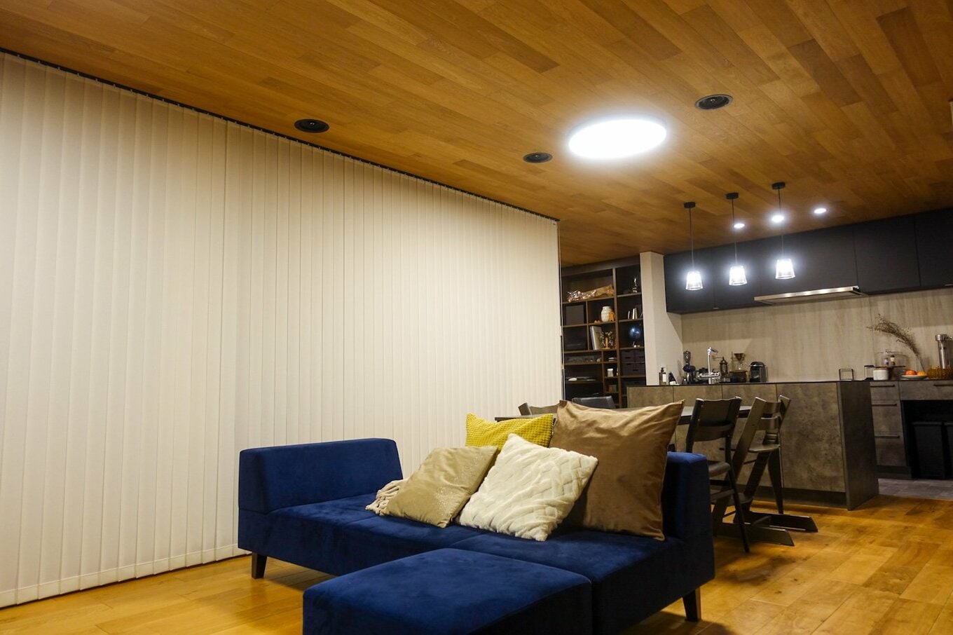 夕暮れのような心地よさも！LDK照明の雰囲気を簡単管理、特別感を楽しむ家ができた | ESSEonline（エッセ オンライン）