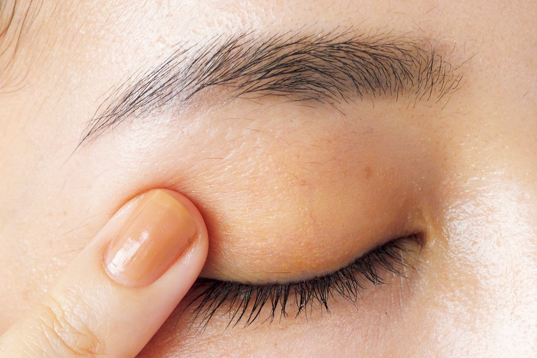 660円のセブン限定アイシャドウで「アイメイクは簡単」。コンビニコスメの実力 | ESSEonline（エッセ オンライン）