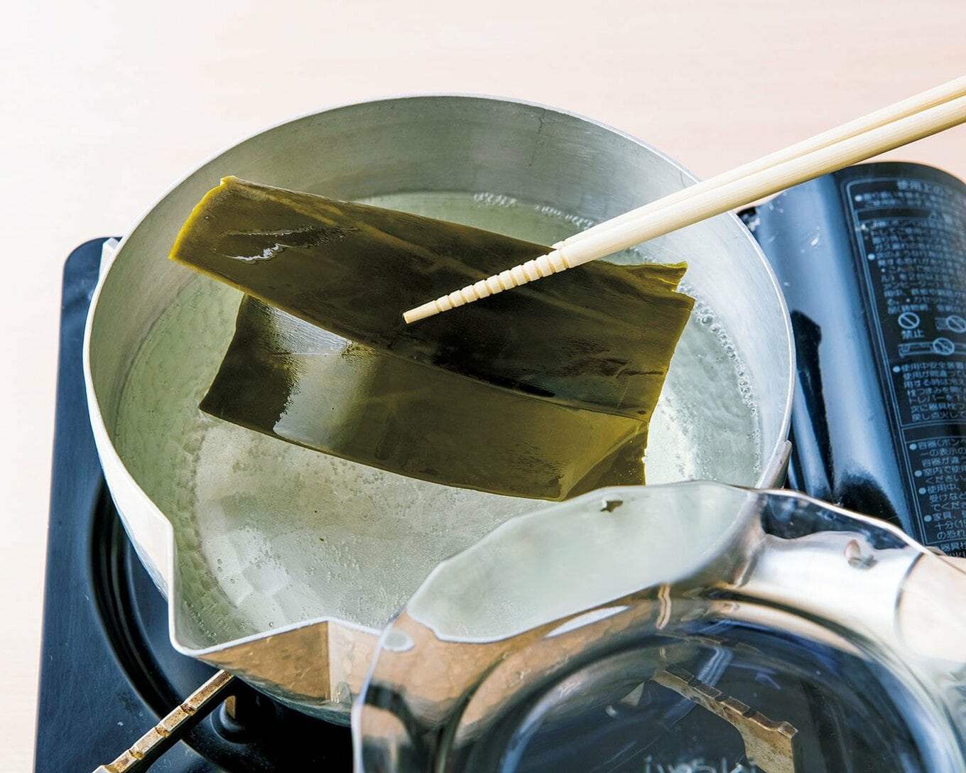 「カツオだし」と「煮干しだし」の正しい取り方。毎日のみそ汁が絶品に、つくりおきもOK | ESSEonline（エッセ オンライン）