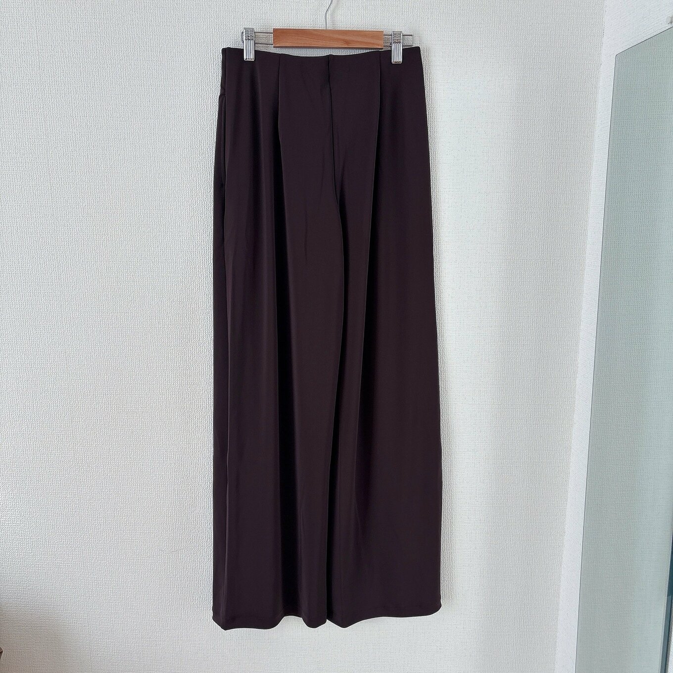 アラフォー大絶賛「ユニクロ・2990円パンツ」着まわし7日間。涼しくシワにならず旅行にも | ESSEonline（エッセ オンライン）