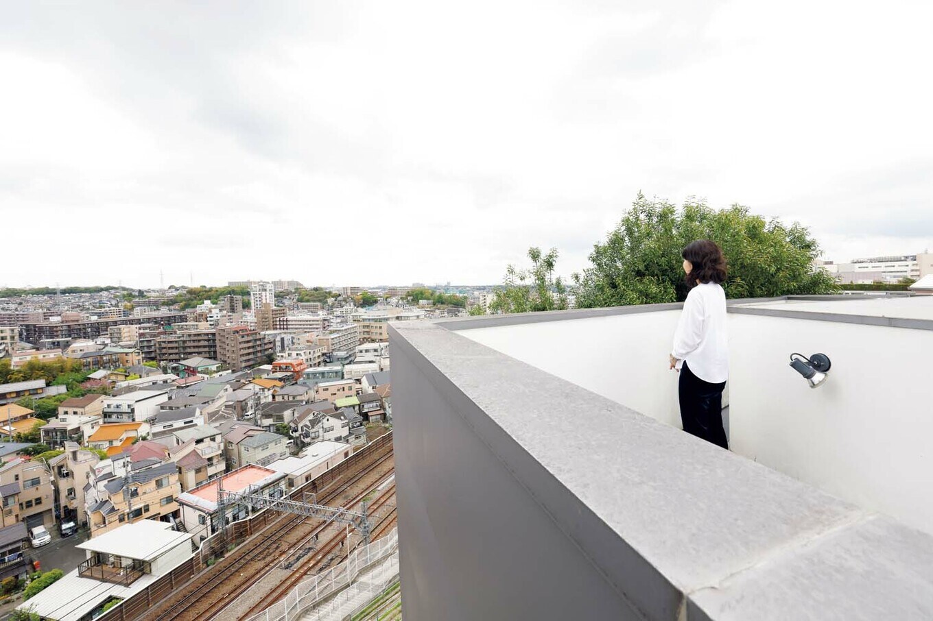 [写真](1ページ目)空を飛んでいるような眺め。幅10mの出窓から街を望む高台の家 | ESSEonline（エッセ オンライン）