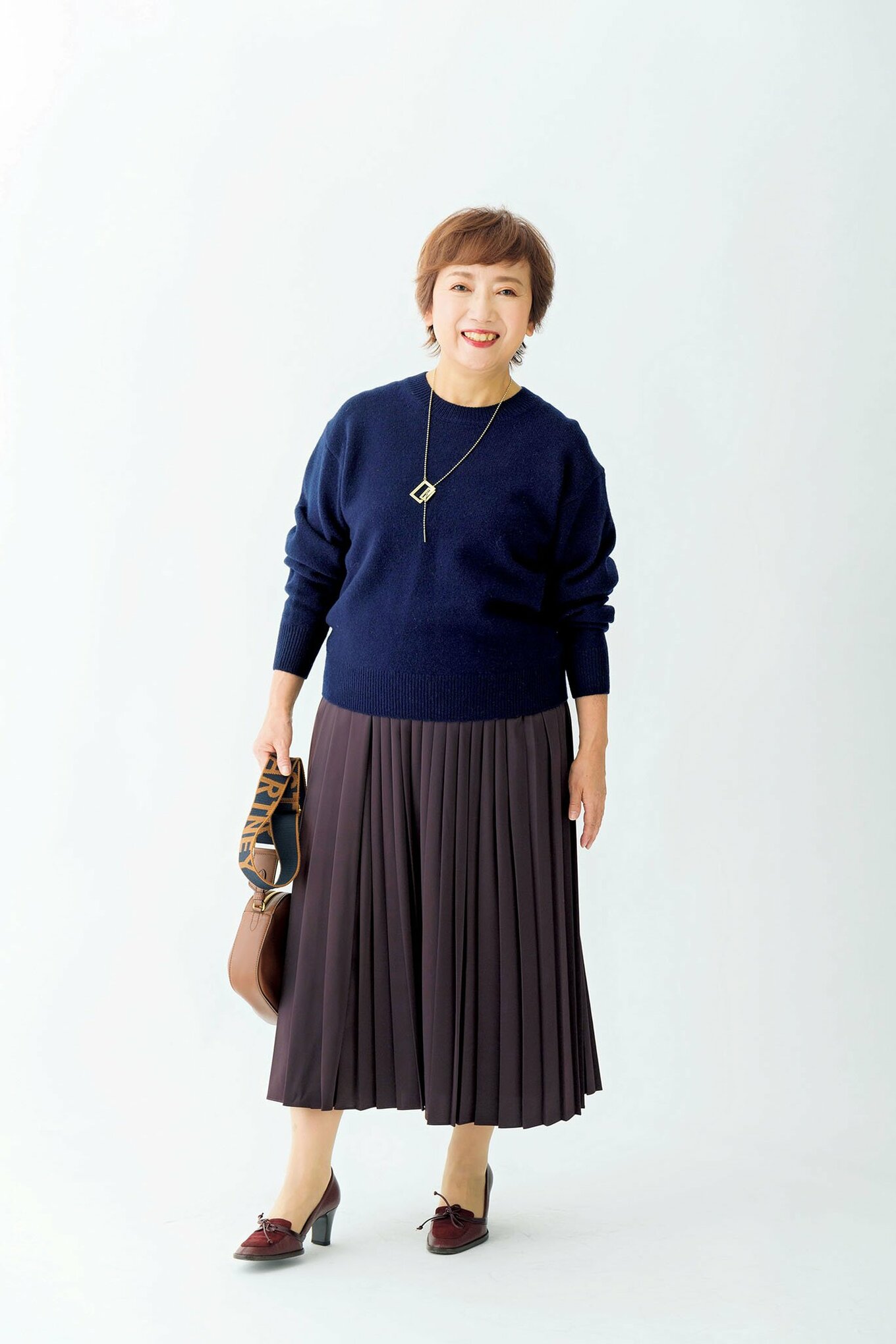 [写真](1ページ目)ユニクロで50代がイメチェン。「濃い色」を取り入れてほっそり見せるコツ | ESSEonline（エッセ オンライン）