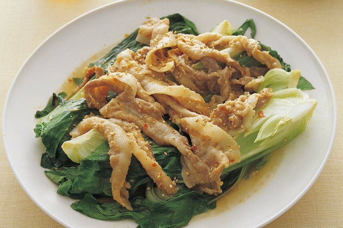 レンチンだけで完成「チンゲンサイの豚肉のせ蒸し」。ピリ辛みそ風味で白いご飯が止まらない | ESSEonline（エッセ オンライン）