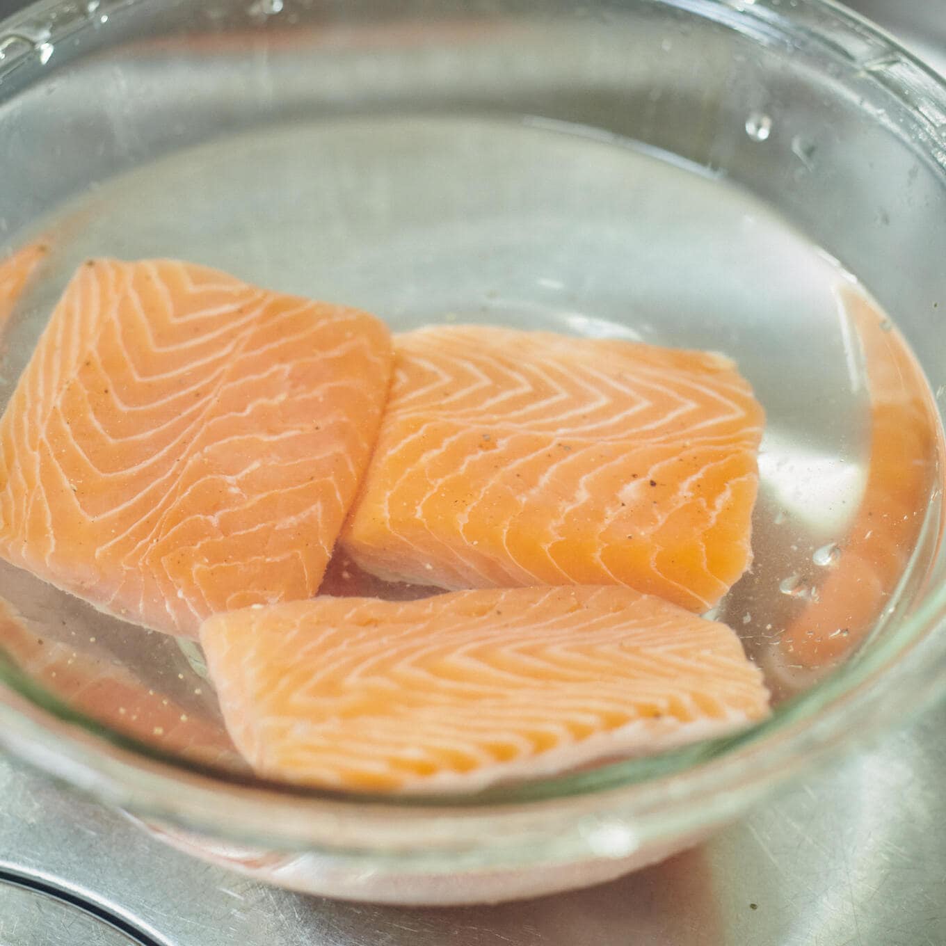 [写真](1ページ目)志麻さんが繰り返しつくる「サーモン」マリネ。簡単なのにおいしい秘密は“塩漬け” | ESSEonline（エッセ オンライン）