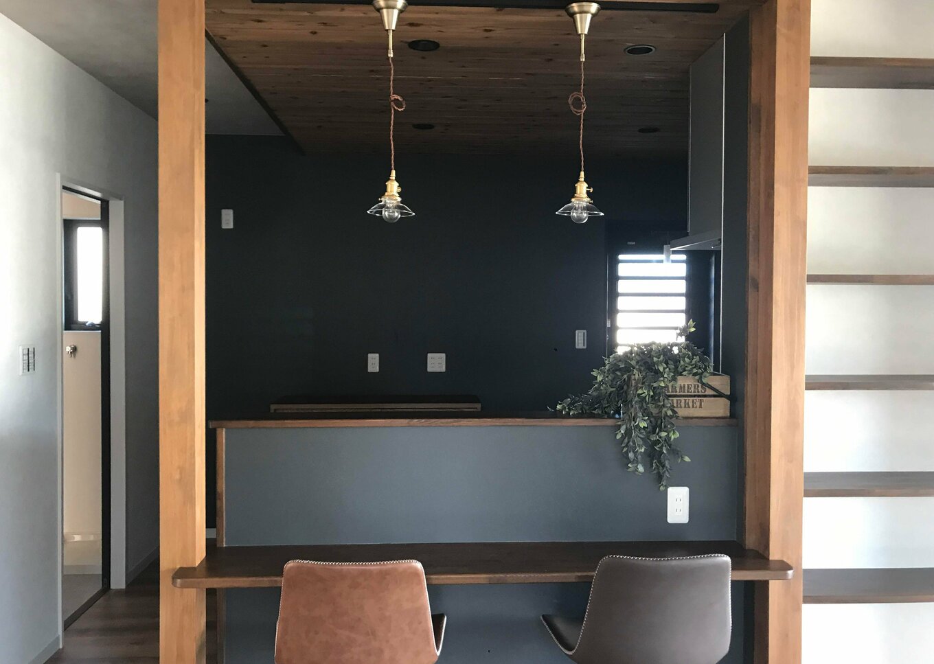 [写真](1ページ目)奥行き30cmの棚を新居に設置。キッチン、玄関、リビングが使いやすい | ESSEonline（エッセ オンライン）