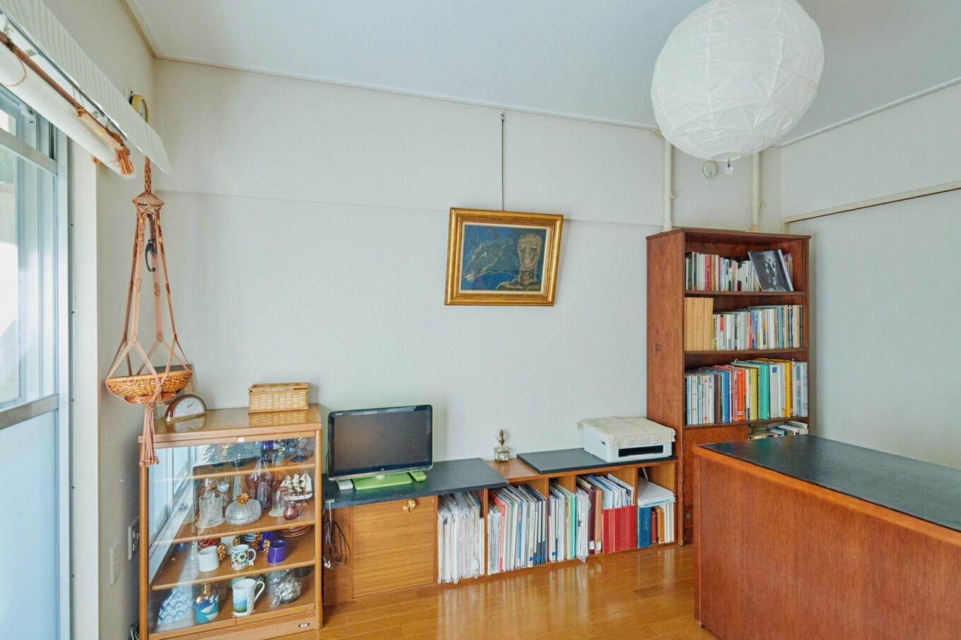 [写真](1ページ目)74歳、ひとり暮らしが幸せを感じる「食事スペース」。南向きのリビングに置いた手づくり食卓で | ESSEonline（エッセ オンライン）