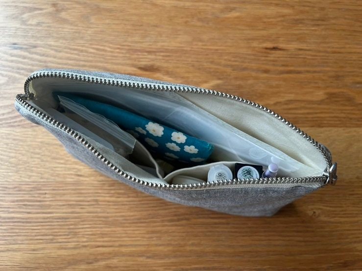 50代、年齢を重ねて見直した「バッグの中身」。ポーチで小分けするのをやめて軽量化 | ESSEonline（エッセ オンライン）