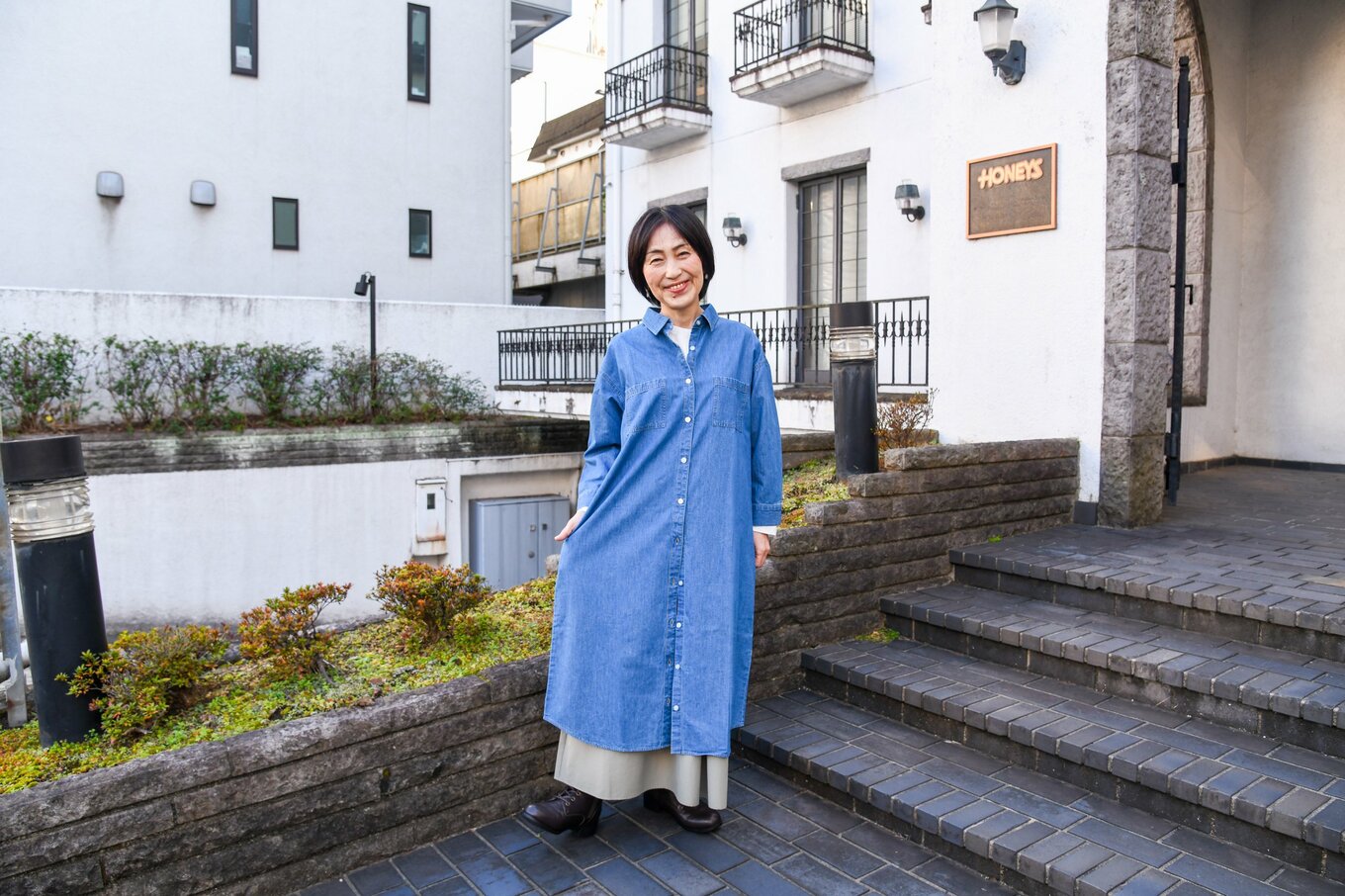 [写真](1ページ目)60代、「ハニーズ」のワンピースでおしゃれになる。初めての着こなしテク：2024年1月トップ10 | ESSEonline（エッセ オンライン）