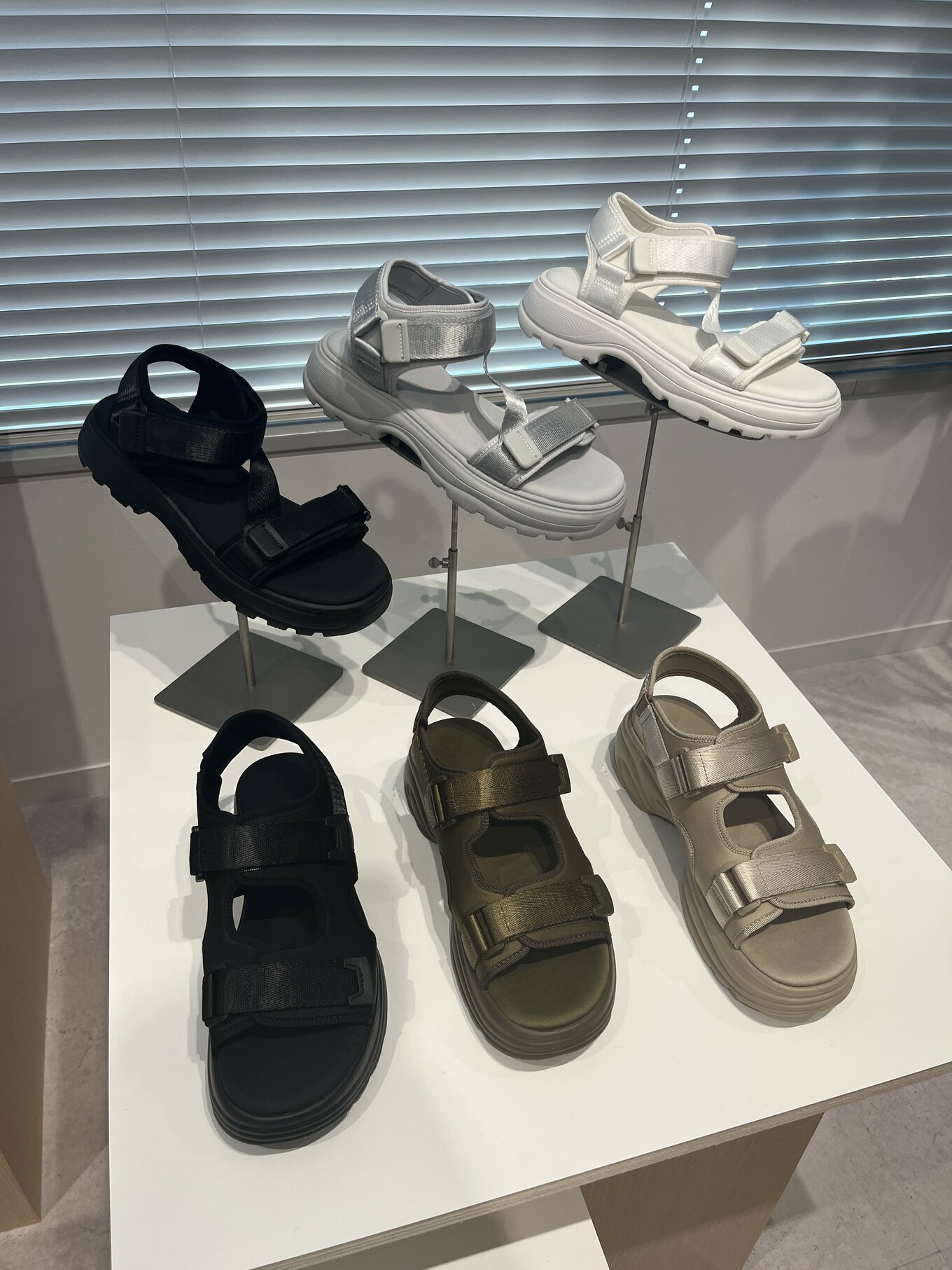 GU・40代以上も使いやすい新作サンダル。軽量＆脚長見えする「2990円スポサン」がすごい | ESSEonline（エッセ オンライン）