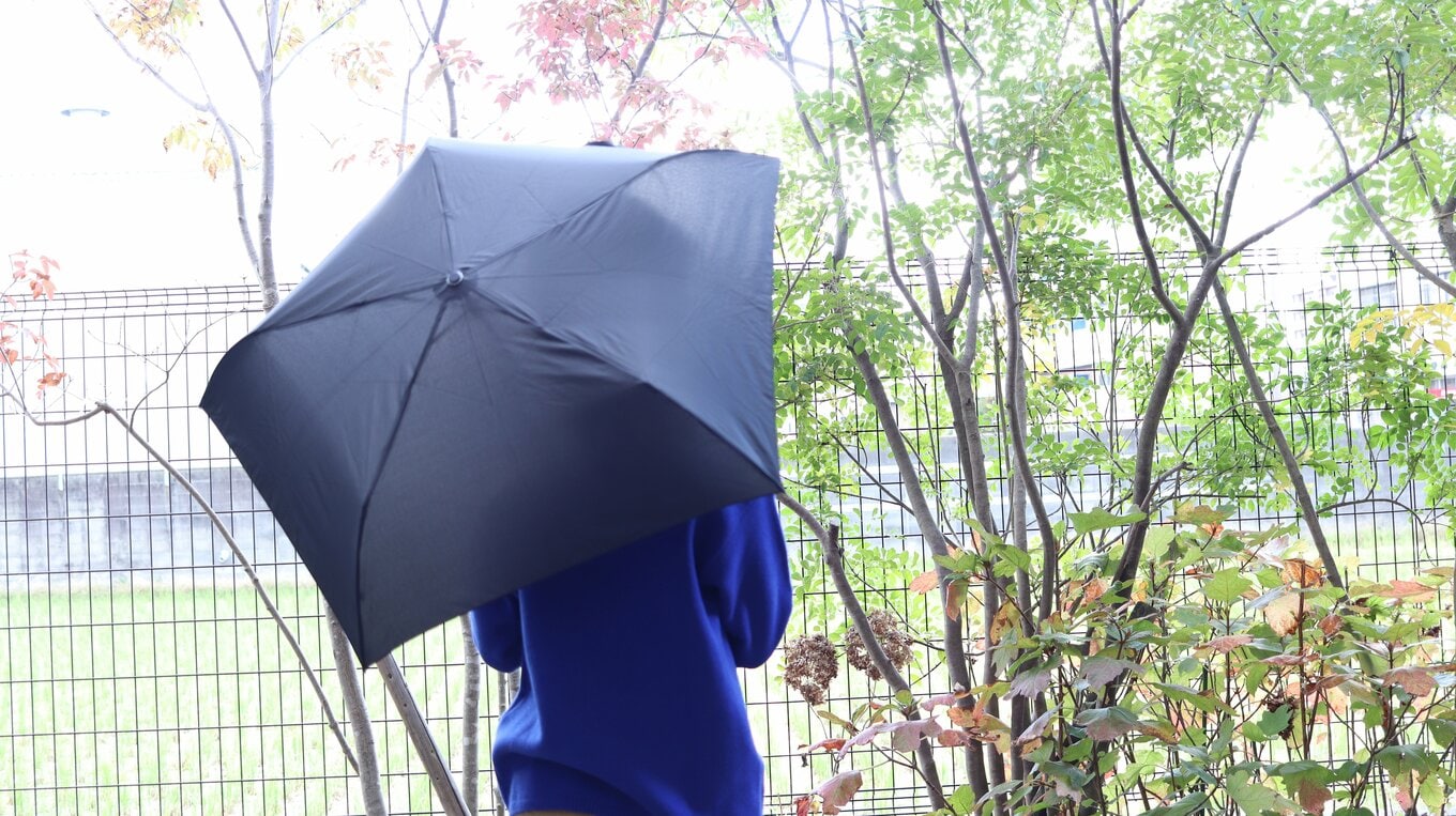 [写真](1ページ目)わずか97g「スタンダードプロダクツ」の折りたたみ傘が最強。770円で晴雨兼用、子どもにリピ買い | ESSEonline（エッセ オンライン）