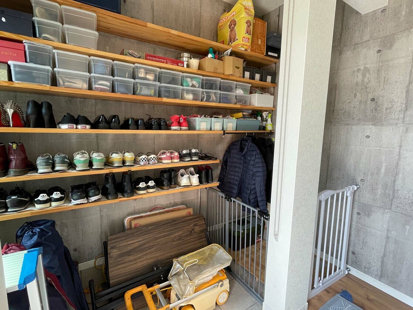 [写真](1ページ目)玄関土間収納のある間取りは快適。靴、園芸用品、作業着…マルチな物置きに | ESSEonline（エッセ オンライン）