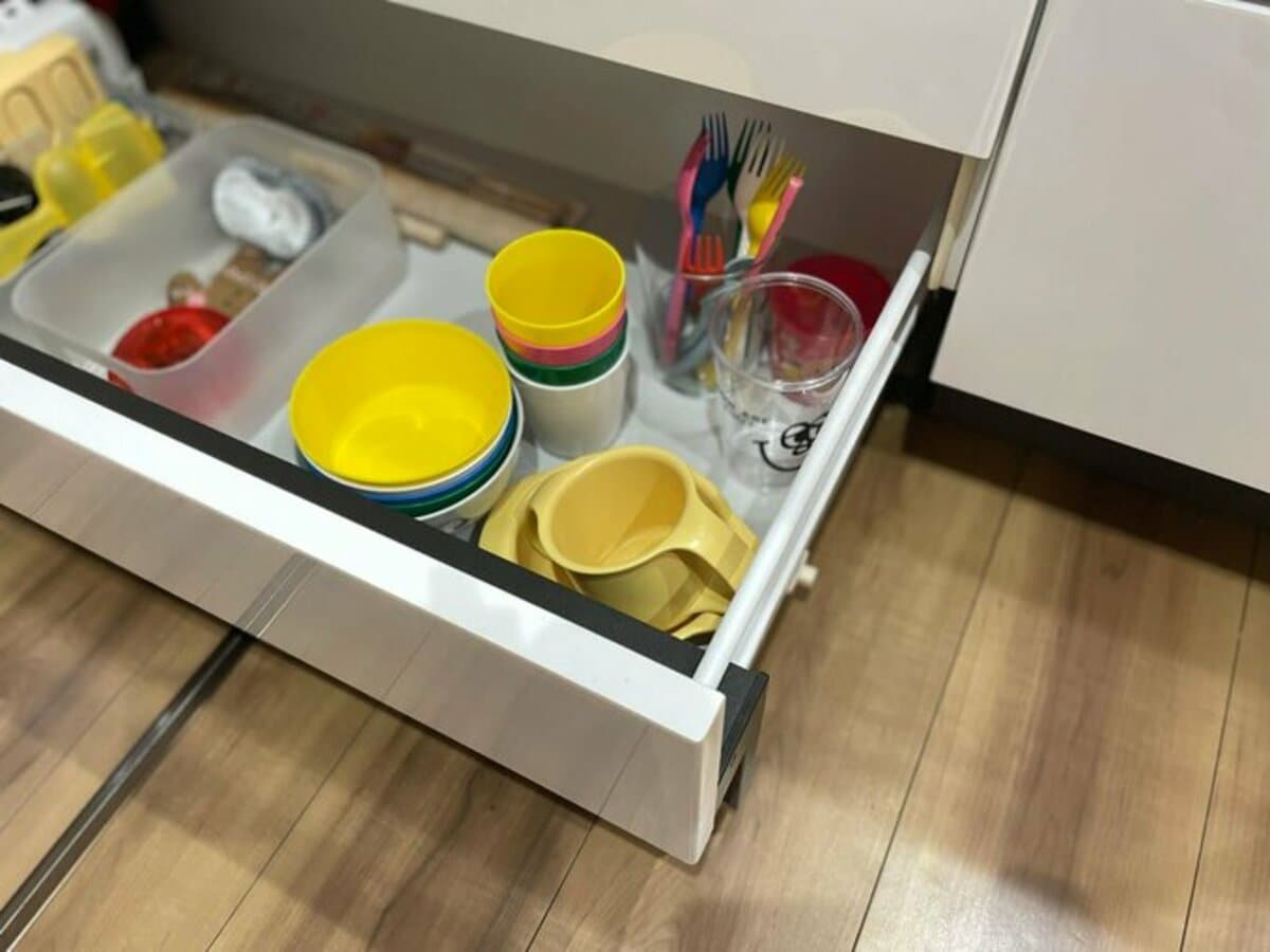 「ママあれ取って！」がなくなる片付けのコツ。食器棚を見直したらキッチンがスッキリ | ESSEonline（エッセ オンライン）