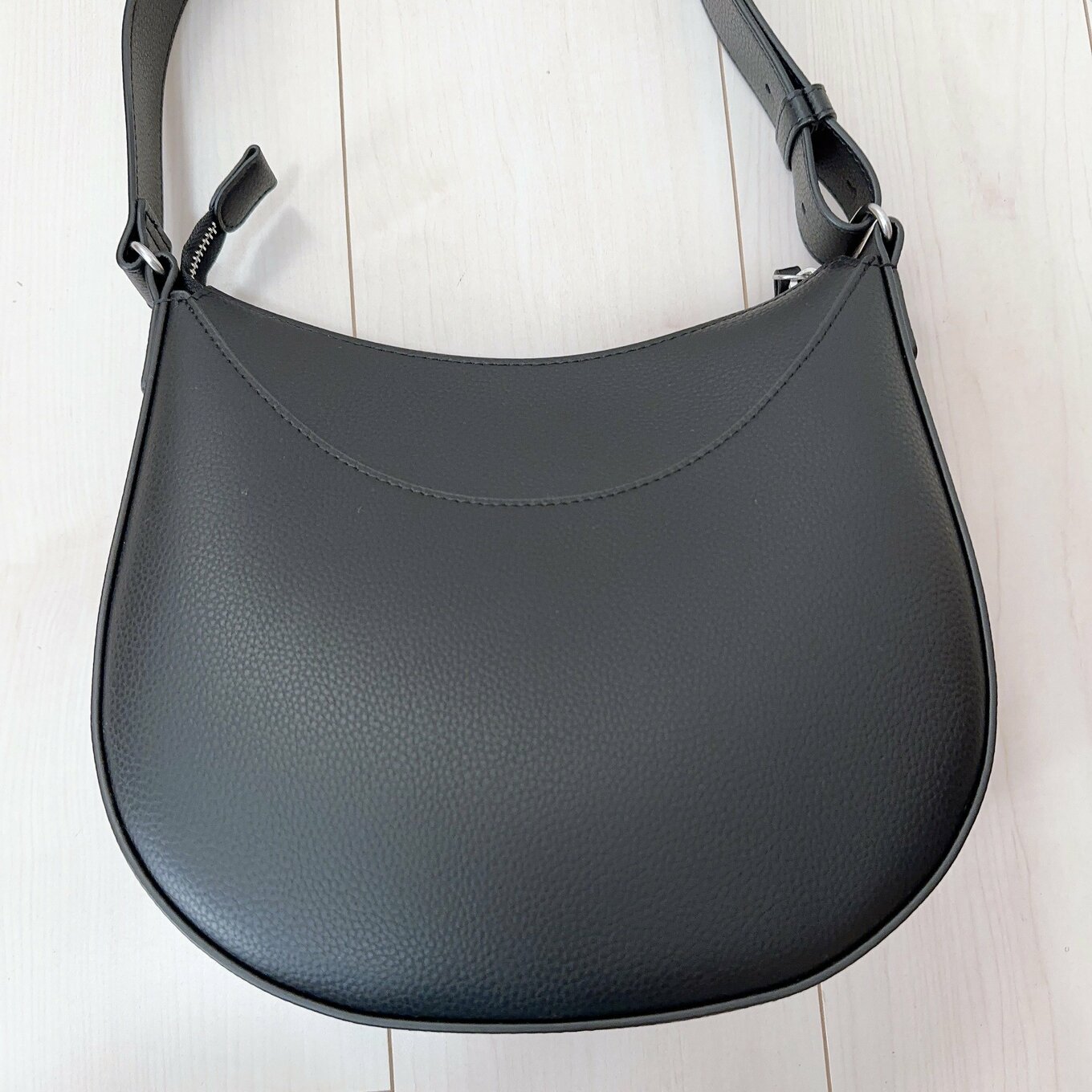 2990円に見えないユニクロ「高見えバッグ」。ペットボトルもすっぽり入る | ESSEonline（エッセ オンライン）