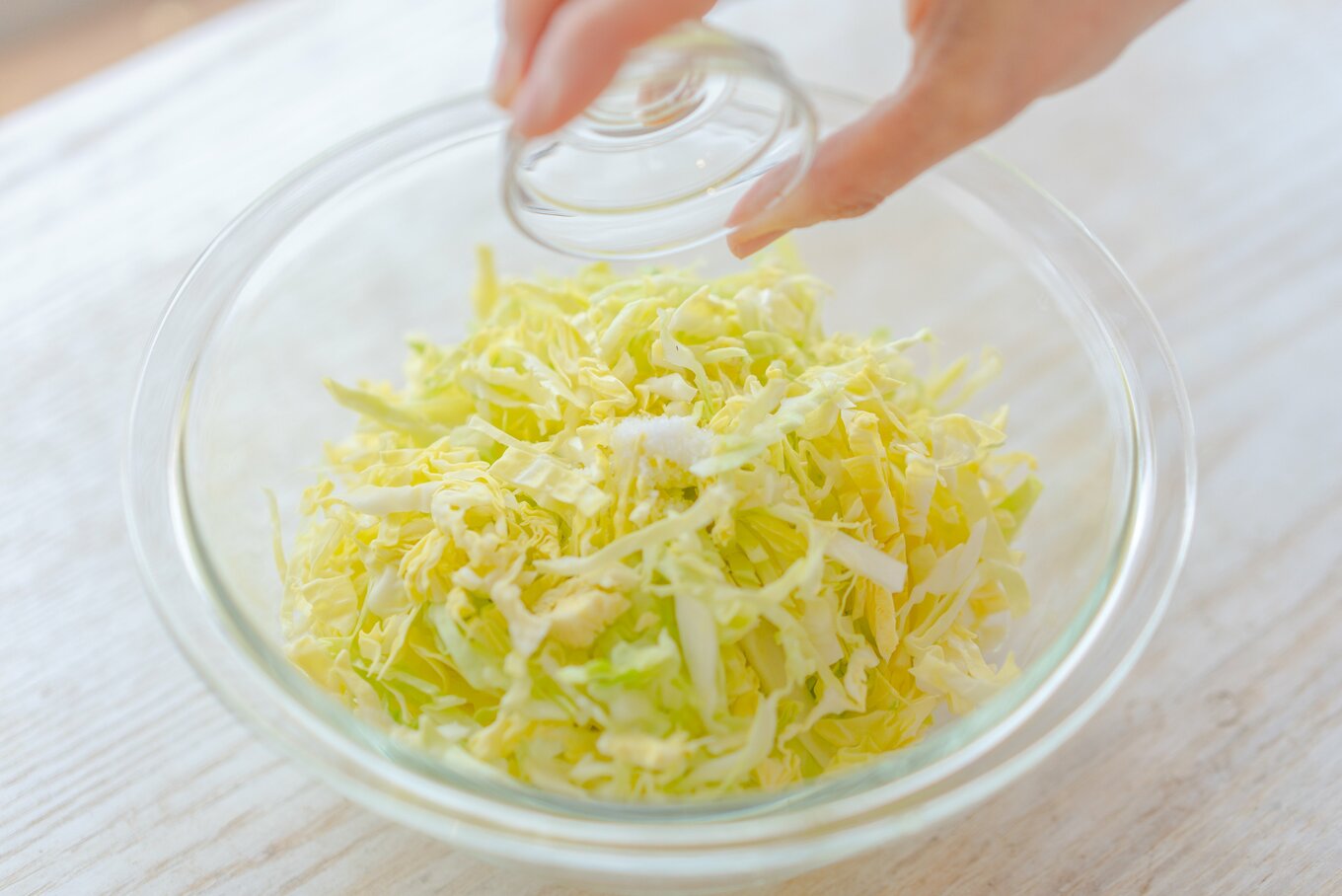 春キャベツの“ふんわり”コールスロー。カニカマやコーンを入れて彩り豊かに | ESSEonline（エッセ オンライン）