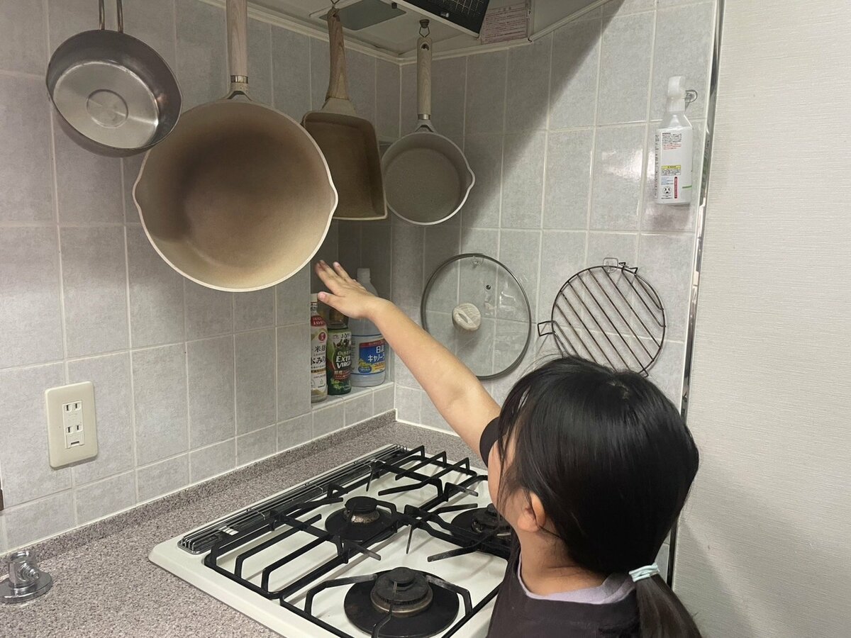 [写真](1ページ目)小4娘の「ママ、取ってー」がなくなったキッチン収納改革。高い位置につるさず、アイテムは厳選 | ESSEonline（エッセ オンライン）