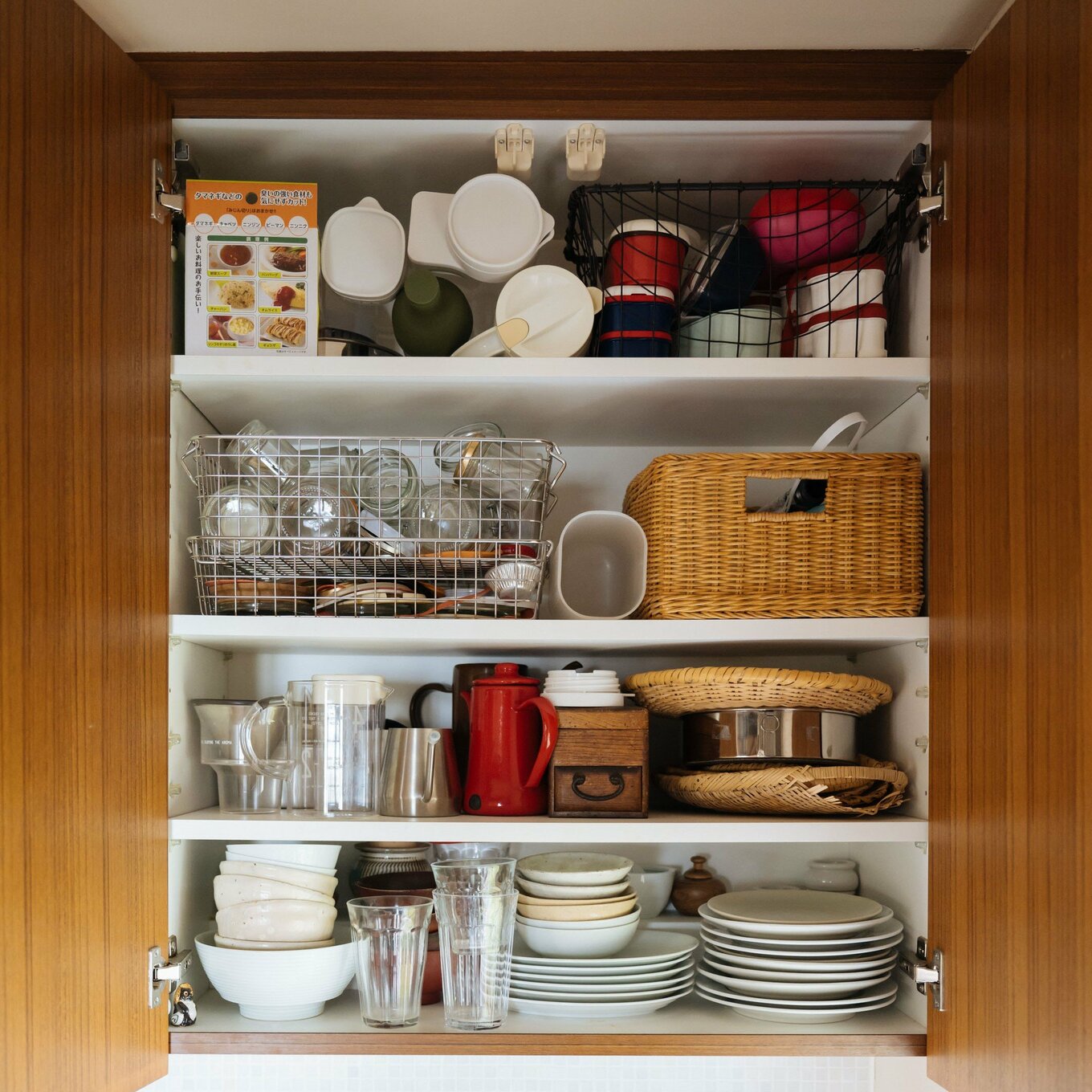 [写真](1ページ目)59歳料理家、夫婦ふたり暮らしの「台所」。数が多いまな板は立てて収納 | ESSEonline（エッセ オンライン）