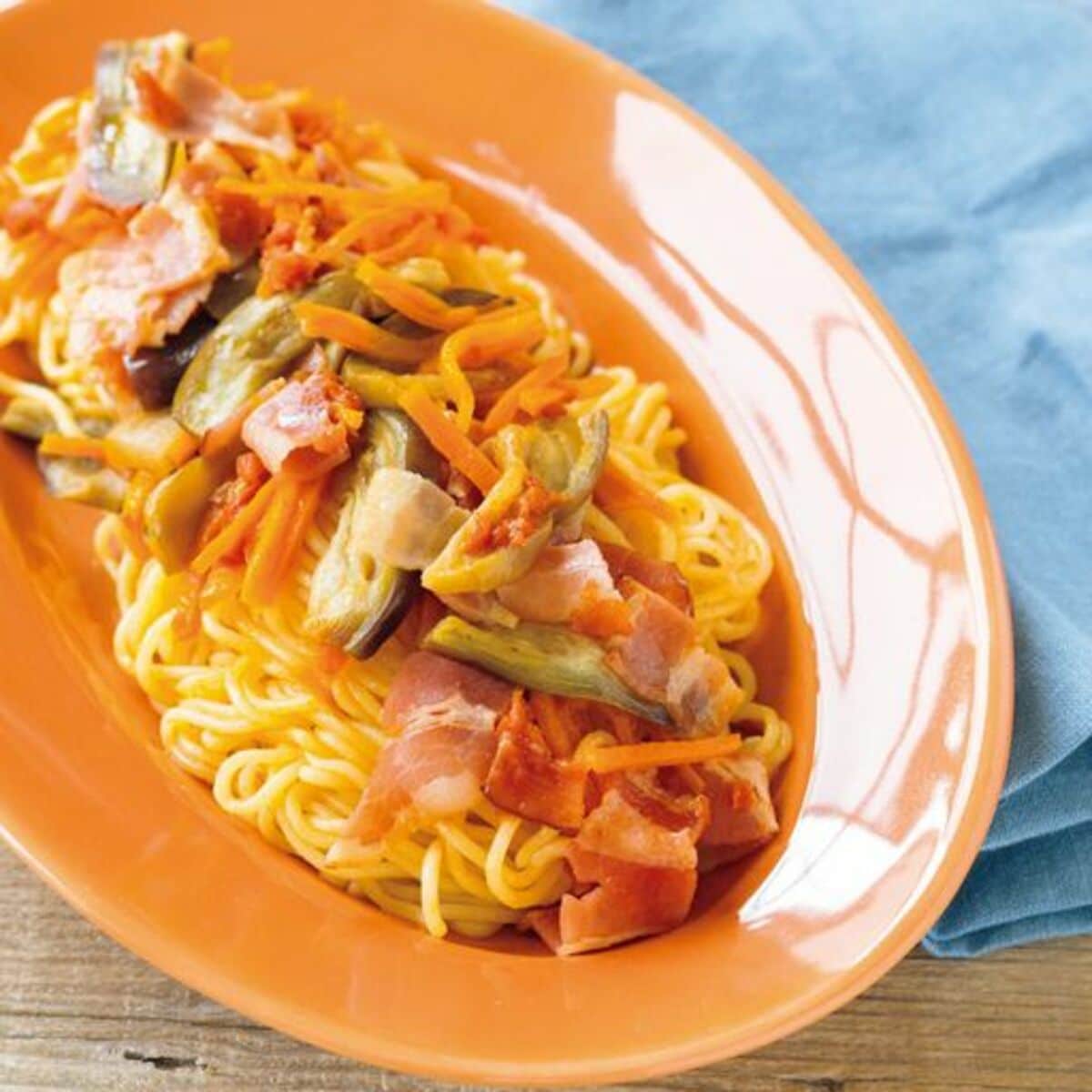 忙しい日は冷凍つくりおき。中華麺と具をあえるだけ「ベーコンナスの洋風麺」に | ESSEonline（エッセ オンライン）